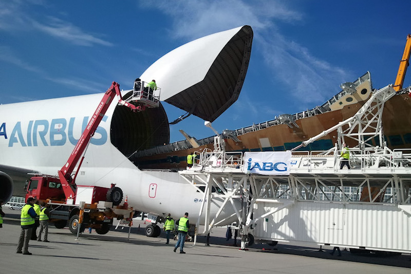 A350-Tragflügel trifft bei IABG in Erding ein